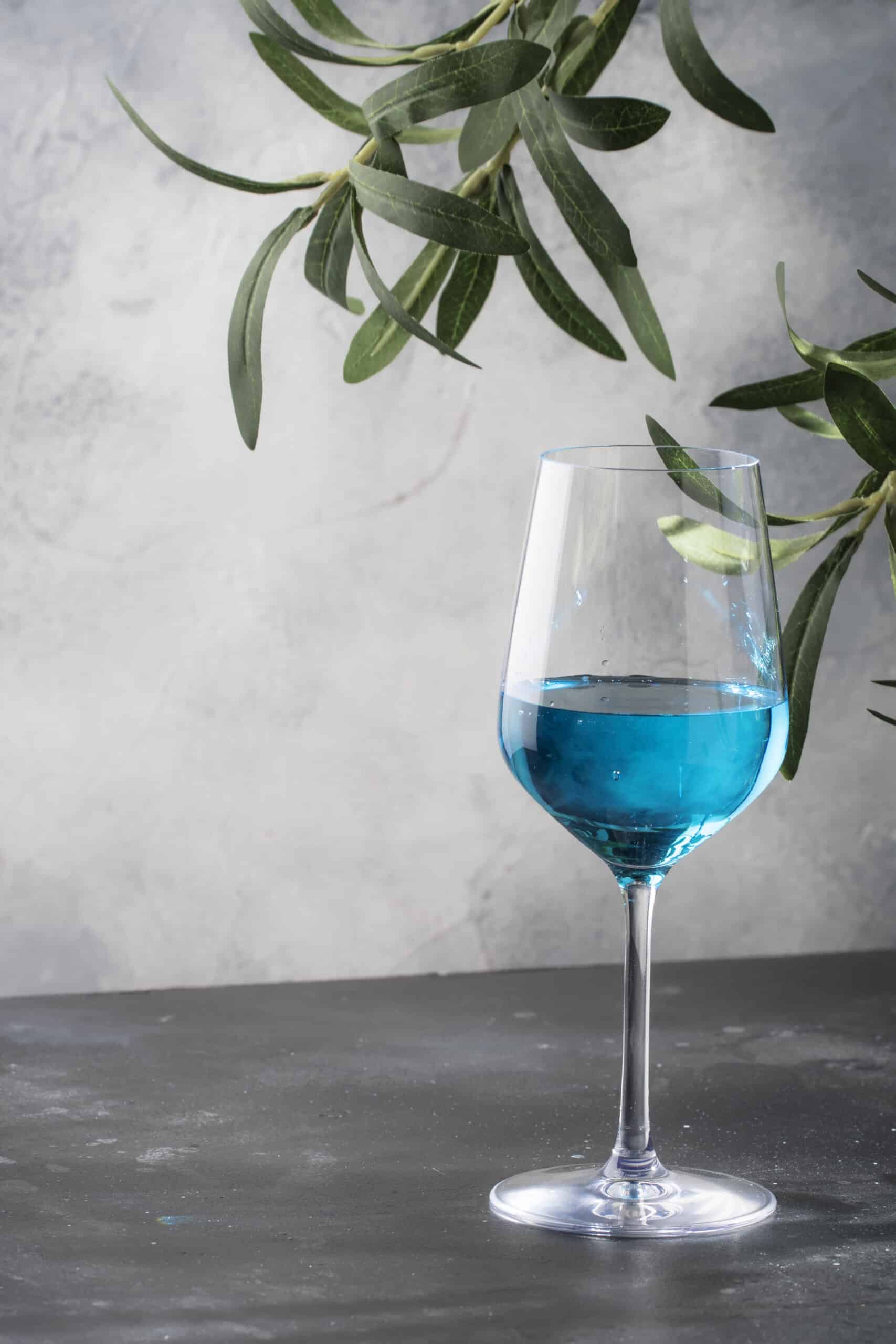 Le vin bleu - Covigneron, parrainer des pieds de vignes.